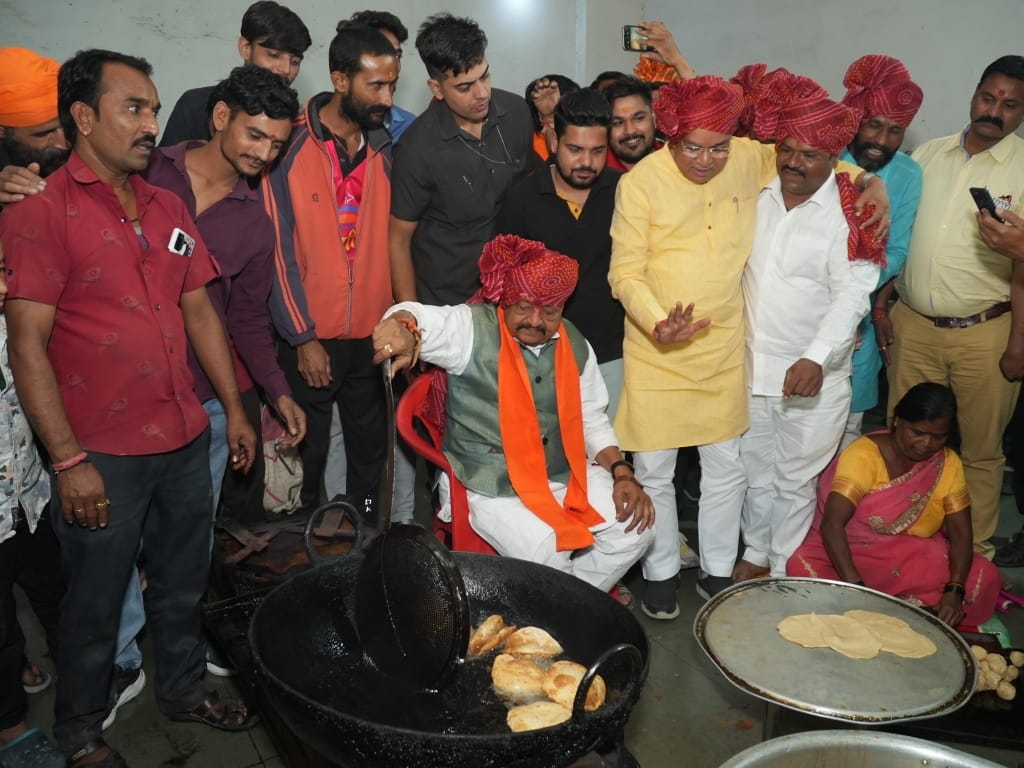 Kailash Vijayvargiya fried pudiya in a program in Indore. | इंदौर के एक ...