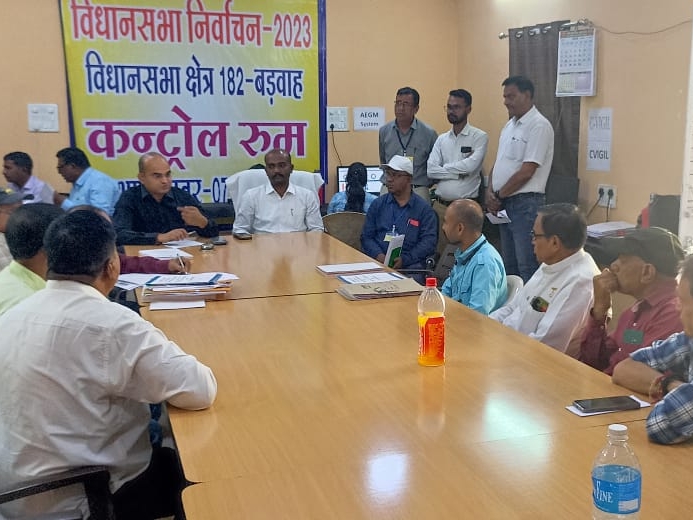 Observer reached election control room | ऑब्जर्वर पहुंचे निर्वाचन ...