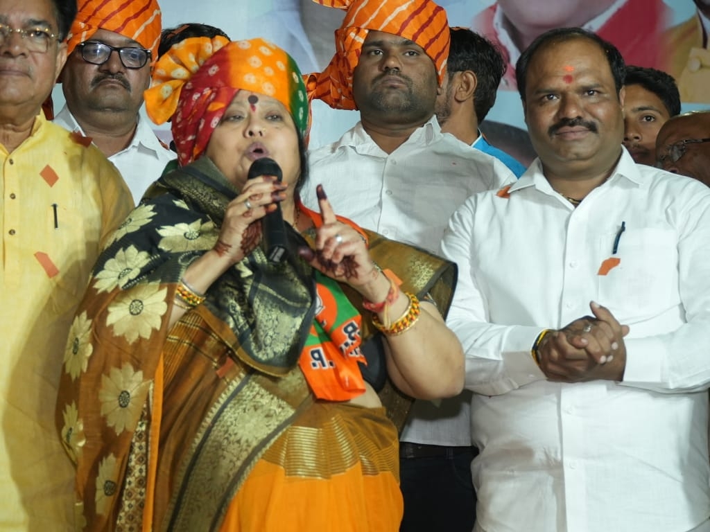 Kailash Vijayvargiya fried pudiya in a program in Indore. | इंदौर के एक ...