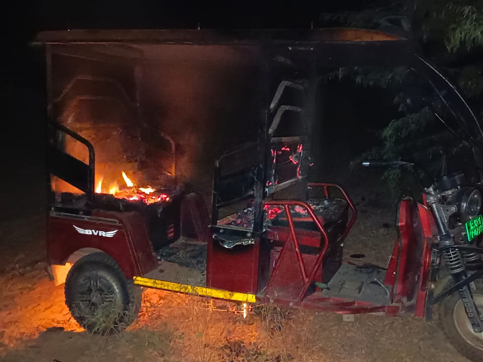 Fire broke out due to short circuit in e-rickshaw | ई-रिक्शा में शॉर्ट ...