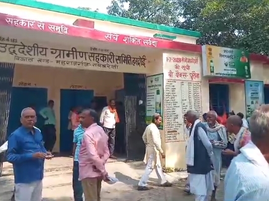 There was a huge crowd of farmers taking fertilizers in Rae Bareli ...