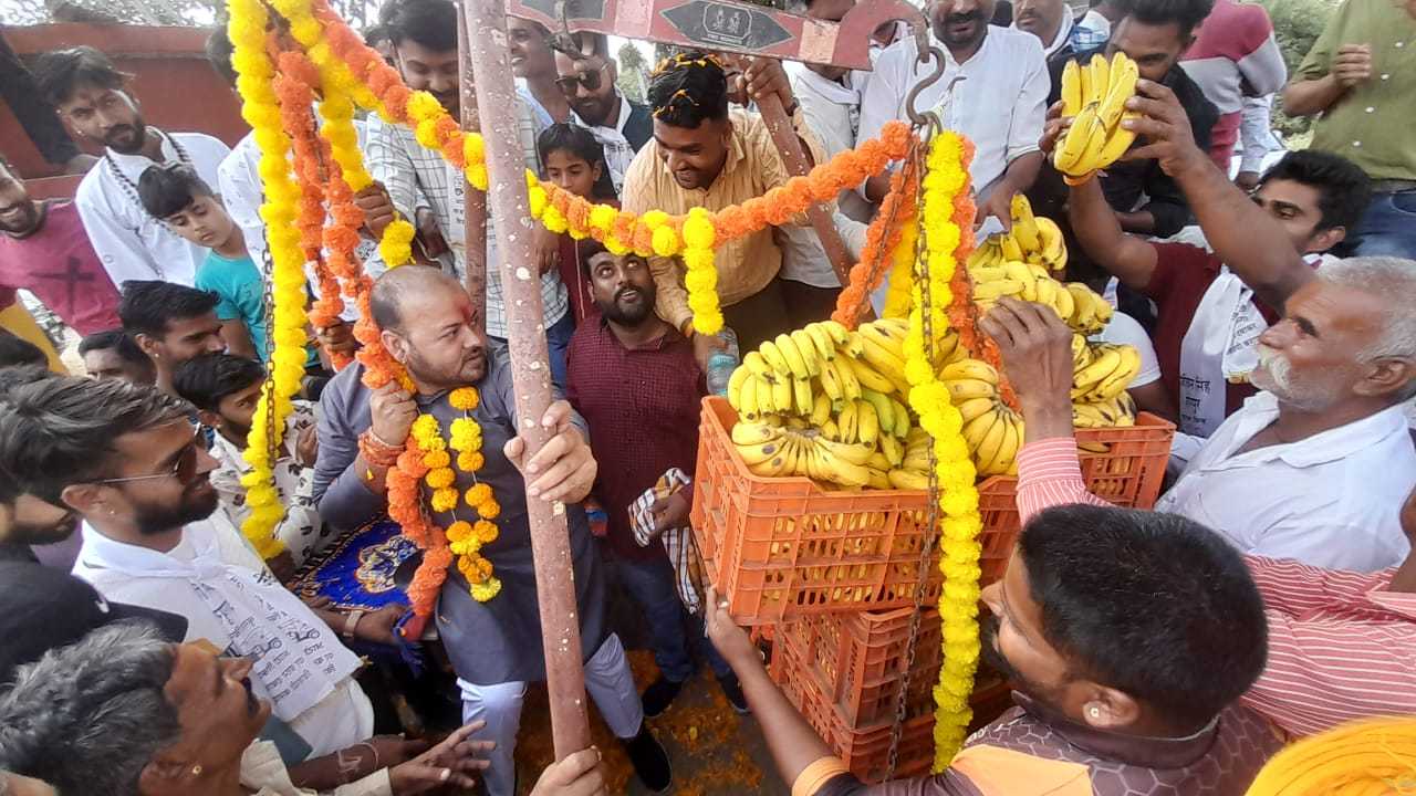 People weighed Jeevan Singh with fruits in Pipalyajodha | पिपल्याजोधा ...