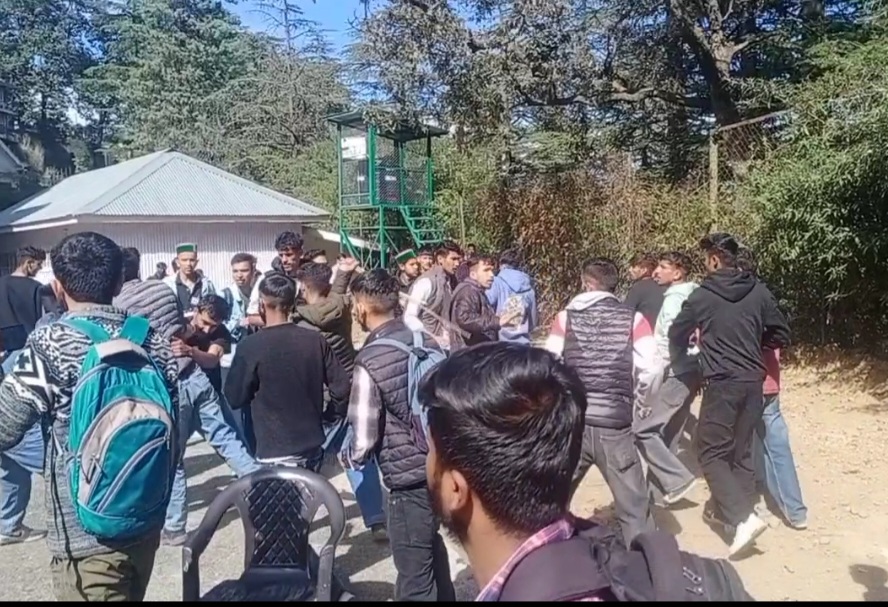 Fighting between two student organisation in Kotshera College of Shimla ...