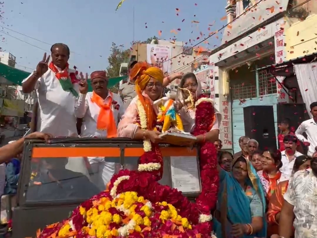 Residents gifted the idol of Shri Ram to Malini Gaur | मालिनी गौड़ को ...