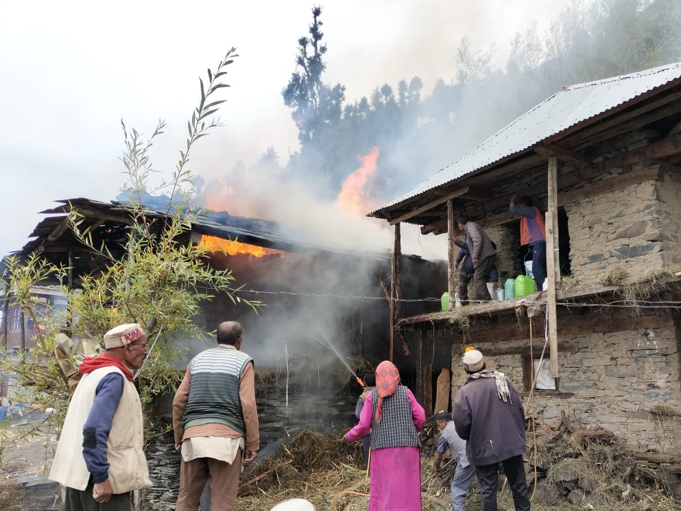Himachal Kullu Fire Update; House Burn | कुल्लू में गांव में लगी आग ...