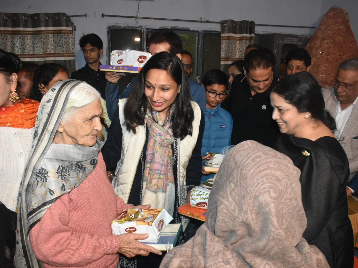 Hoshiarpur DC Komal Mittal celebrated Diwali with elders | होशियारपुर ...