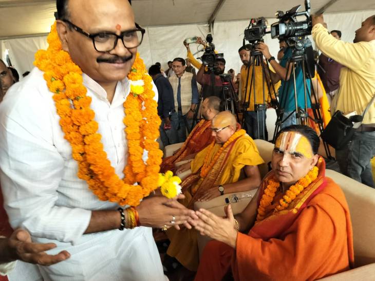 Jagadguru Swami Rambhadracharya reached Ayodhya, will perform Bhoomi ...