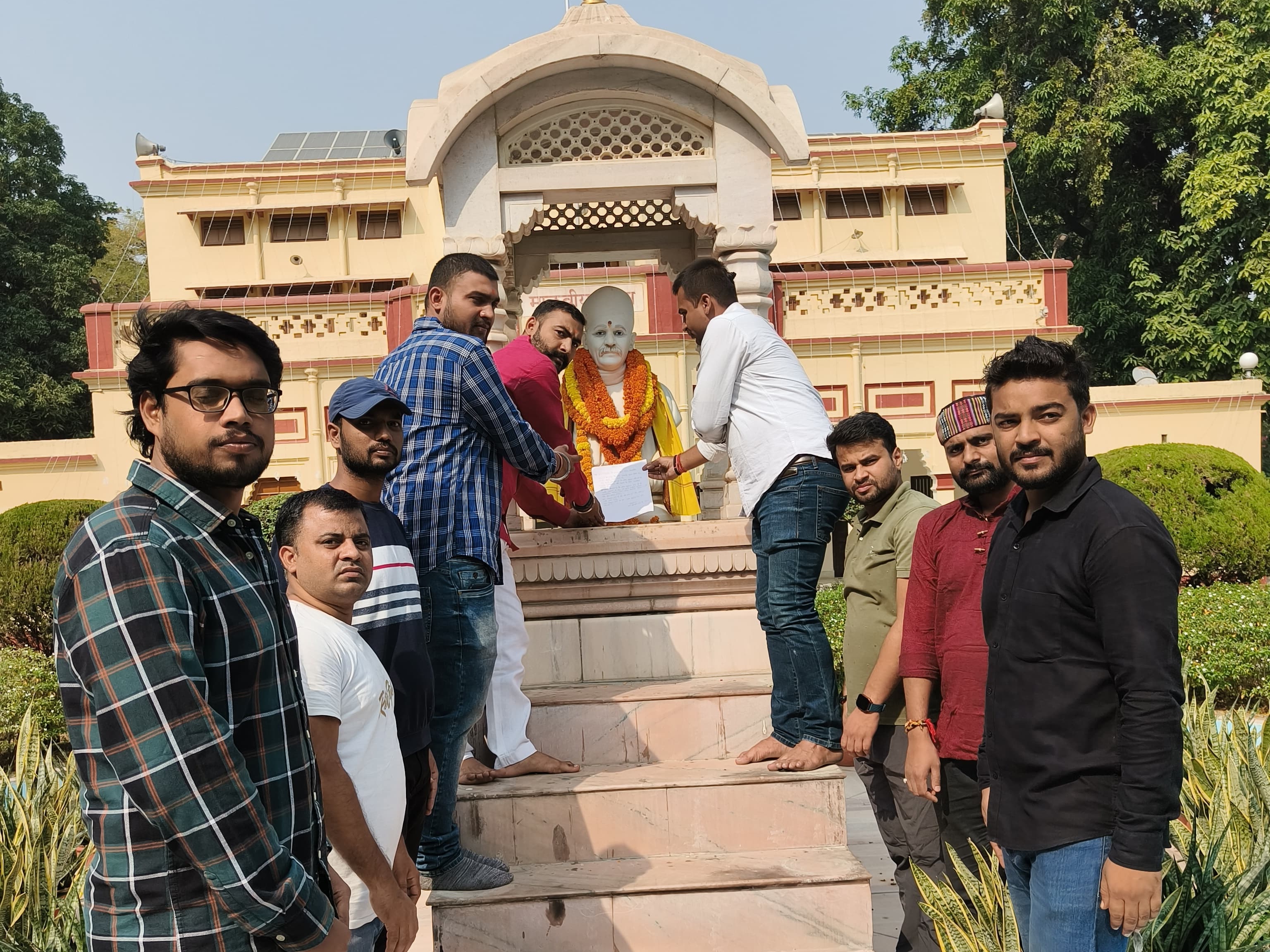 BHU students pay tribute to Mahamana on his death anniversary