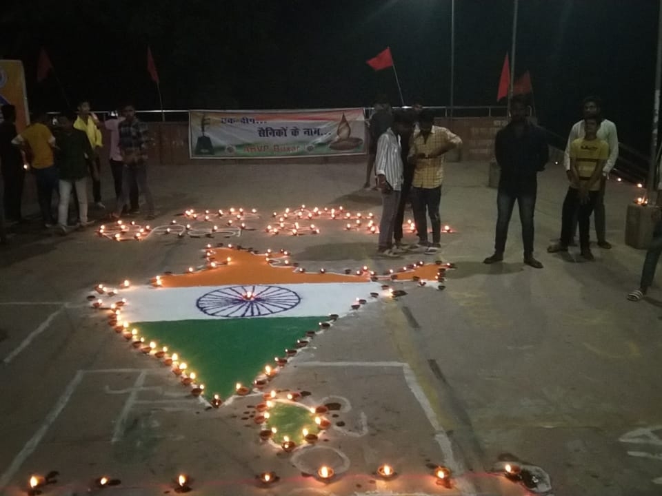 The famous Ramrekha Ghat illuminated with 7,500 lamps | 7,500 दीपों से ...