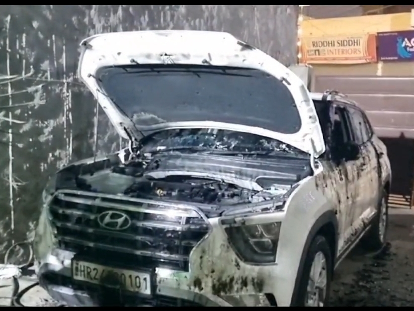 Haryana Sirsa Car caught fire due to rocket on Diwali night Photo Update | दीपावली की रात जलते ...