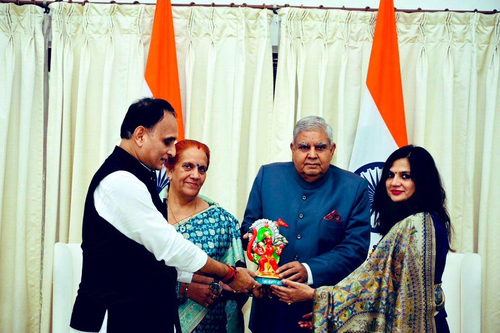 Statue made by artisans of Mansurchak presented to the Vice President ...