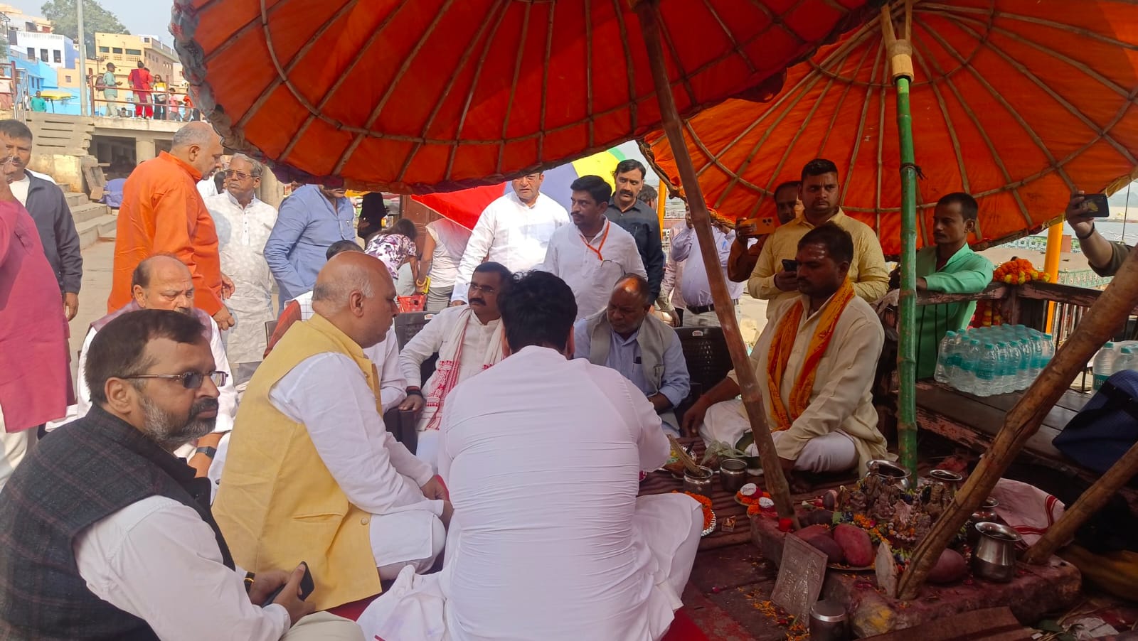 Immersion of ashes of former minister Ashutosh Tandon in Varanasi In ...