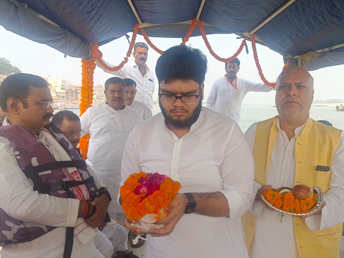 Immersion of ashes of former minister Ashutosh Tandon in Varanasi In Varanasi, Gopalji's brother ...