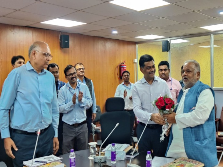 'Put a plant instead of a red rose, it increases greenery' says ...