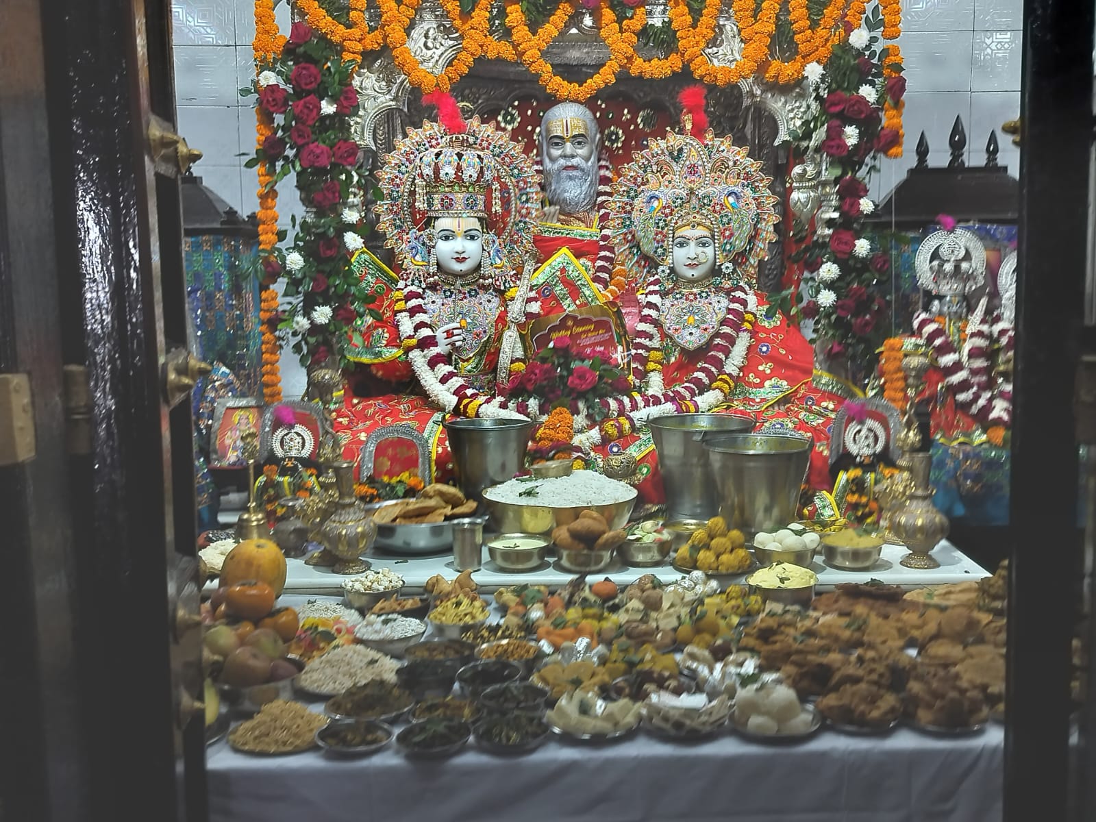 Annakoot Mahotsav today in a thousand temples of Ayodhya.Ayodhya ...