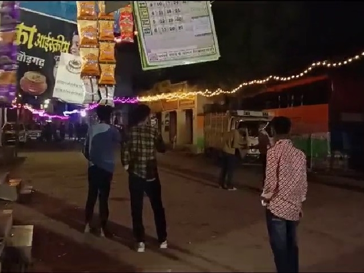 tradition of throwing firecrackers at each other | एक दूसरे पर पटाखे ...