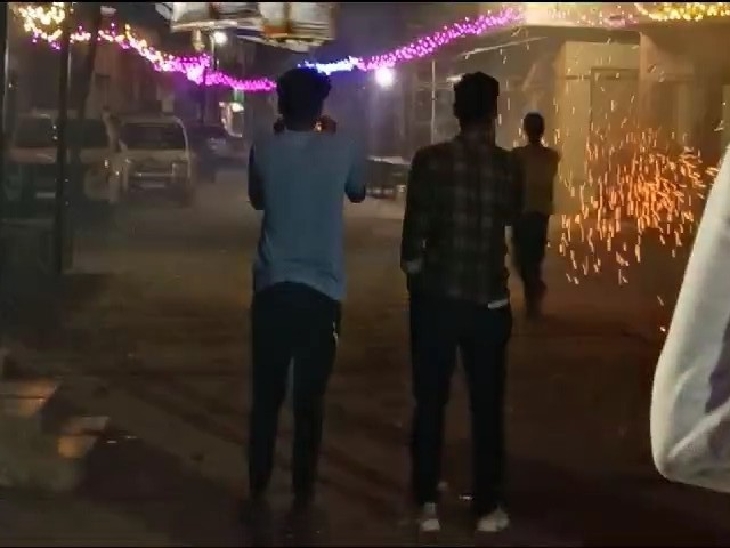 tradition of throwing firecrackers at each other | एक दूसरे पर पटाखे ...