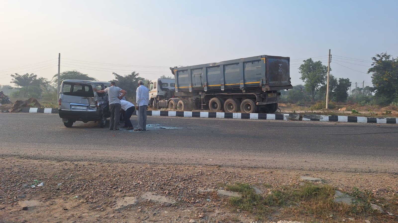 Accident due to pothole between Pali bridge and road... Car overturned ...