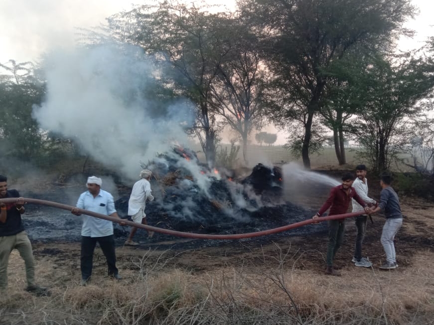 fire in jowar kadbi in dudu | ज्वार की कड़बी में लगी आग: 12 ट्राली का ...