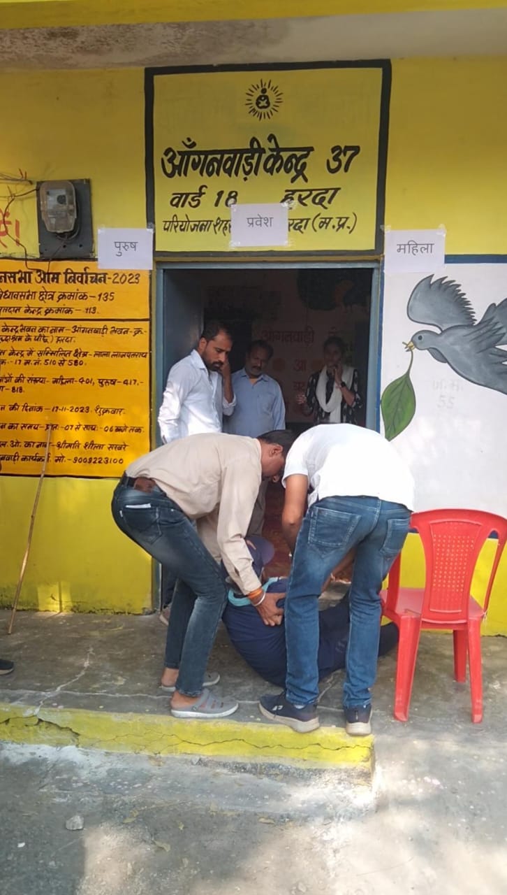 See Harda's voting in pictures | तस्वीरों में देखिए हरदा का मतदान ...