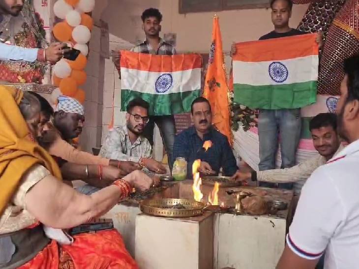 Havan-worship for India's victory in Jhansi | झांसी में भारत की जीत के ...
