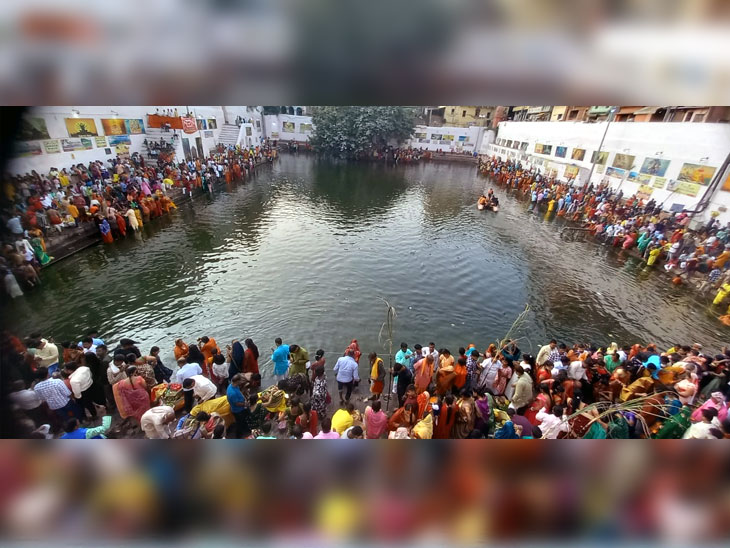 Devotees reached the chhath ghats to offer prayers to the setting sun.