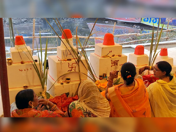 Devotees reached the chhath ghats to offer prayers to the setting sun.