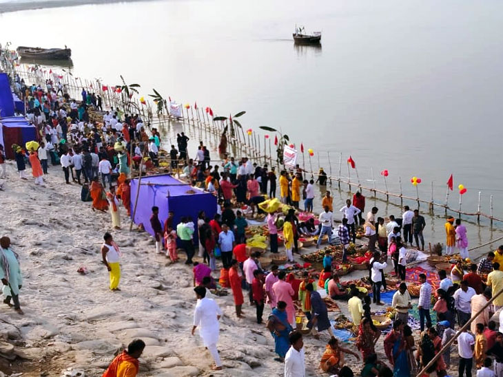 Devotees reached the chhath ghats to offer prayers to the setting sun.