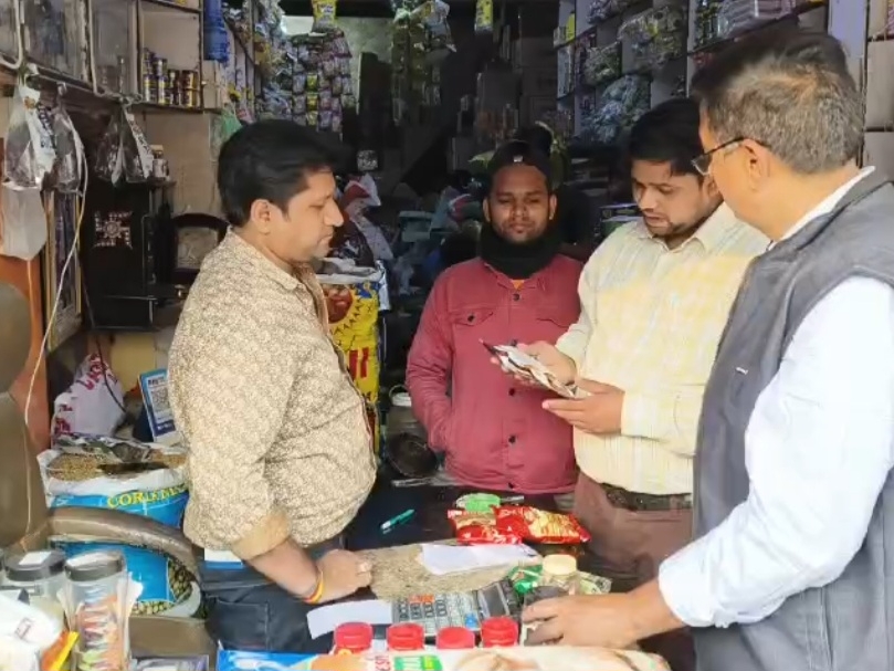 Food department raid in Sambhal | संभल में खाद्य विभाग की छापेमारी ...