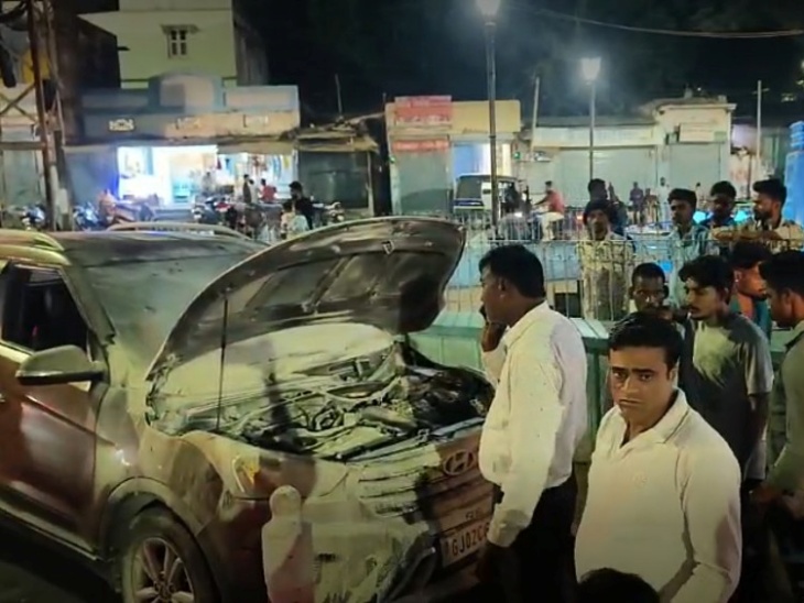 Car caught fire at Tehsil intersection Driver got down after seeing ...