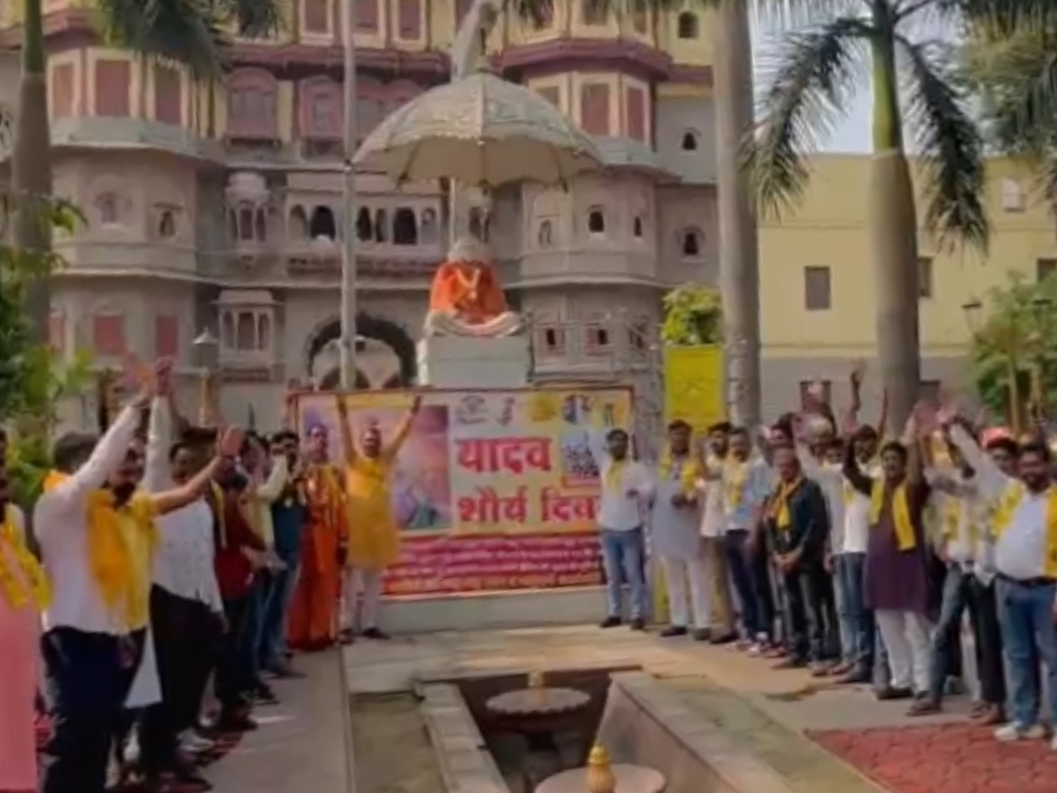 Offered floral tribute at Rajbada Chowk in Indore | इंदौर में राजबाड़ा ...