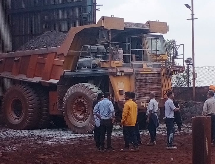 Dumper hit vehicle in NMDC deposit number 14 | NMDC के डिपॉजिट नंबर 14 ...