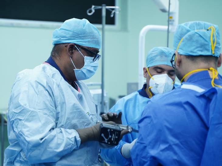 Knee replacement using augmented reality system for the first time in ...