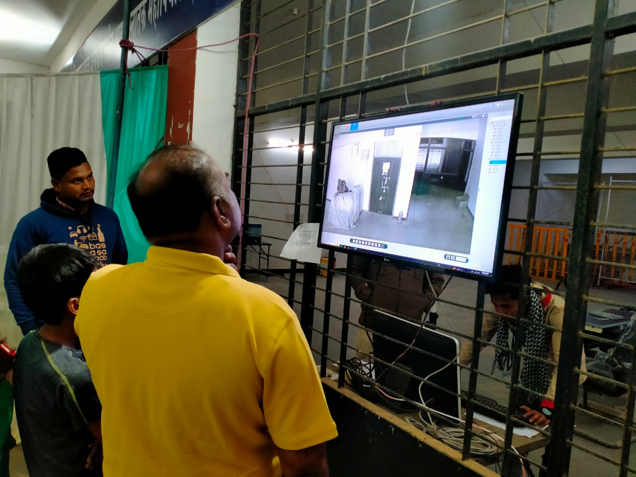 Political security outside EVM strong room | EVM स्ट्रांग रूम के बाहर ...