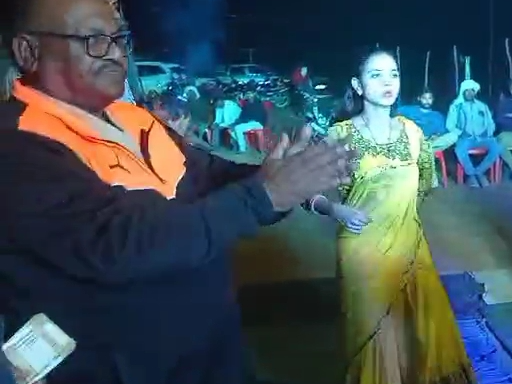 Dance of bar-girls in Maurang mine in Mahoba, VIDEO | महोबा में मौरंग ...