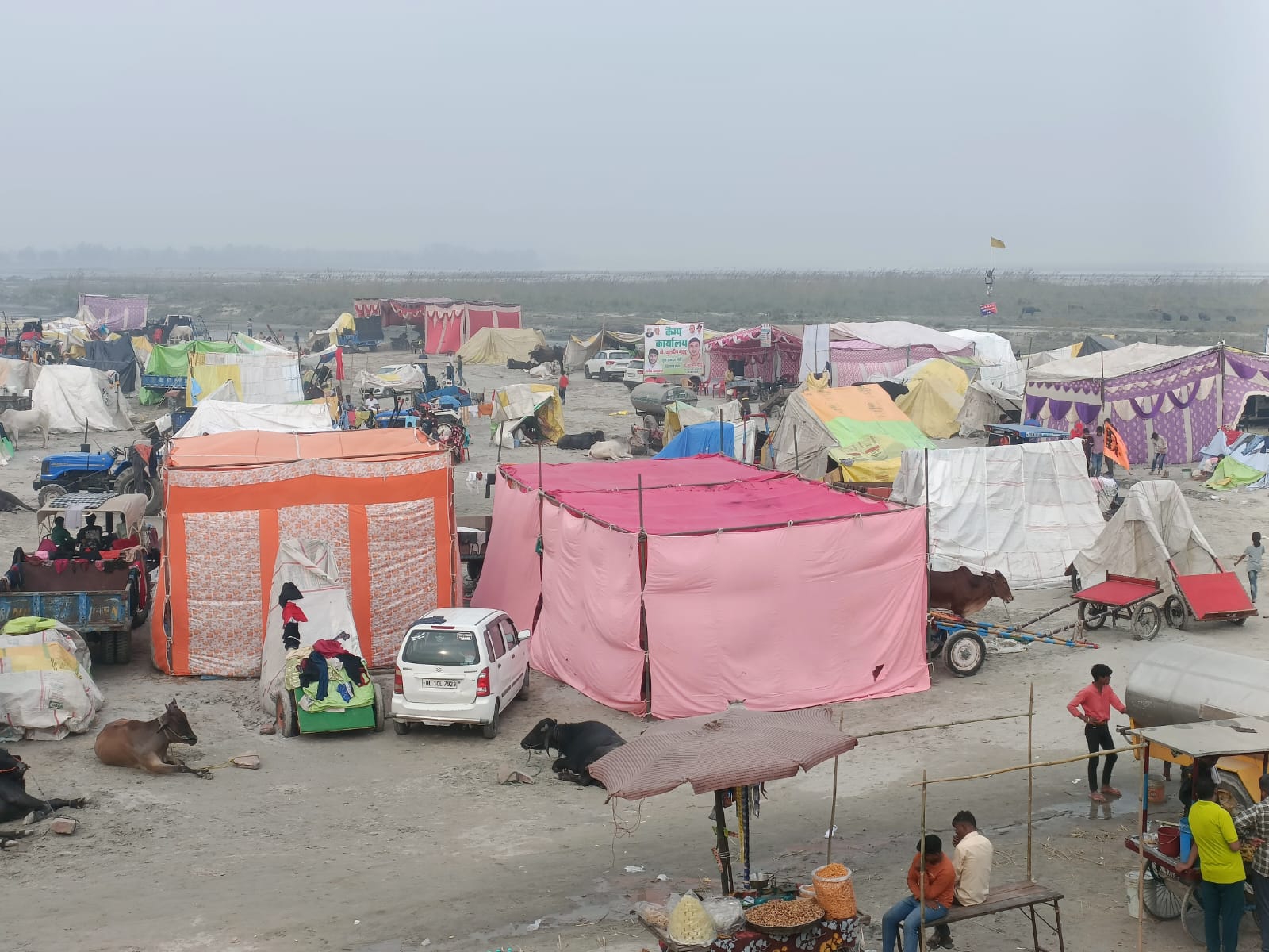 Ganga sand turned into a city of tents | तंबुओं की नगरी में तब्दील हो ...