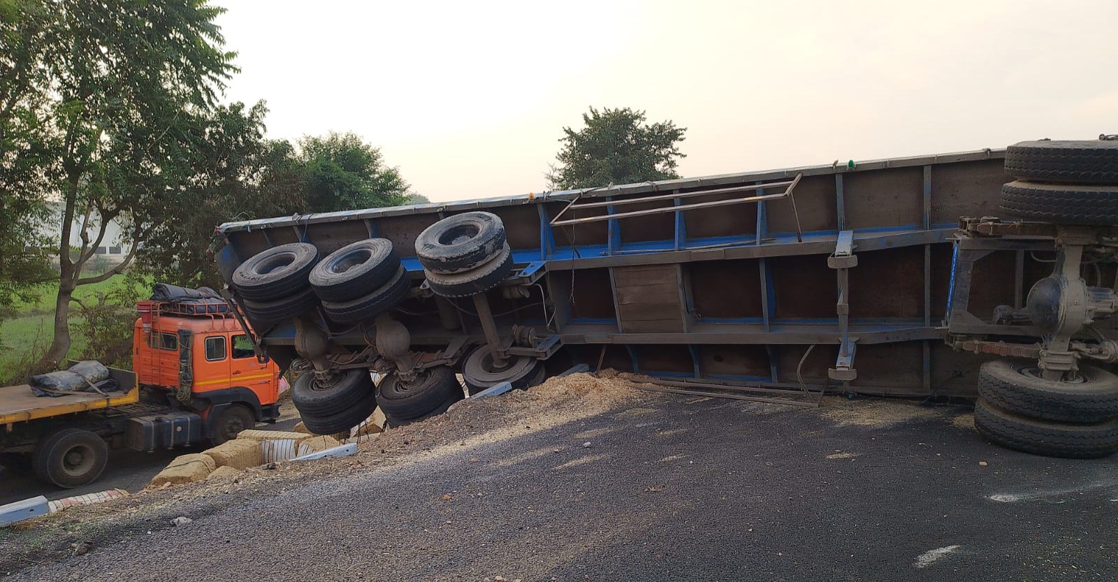 Trailer loaded with fodder overturned on Bagwada culvert, highway ...