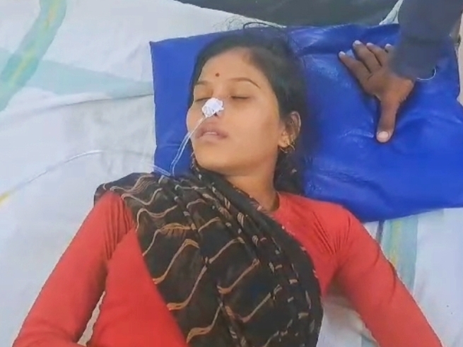 Shivpuri- Negligence became a problem: Woman had to open the mouth of poisonous medicine in ...