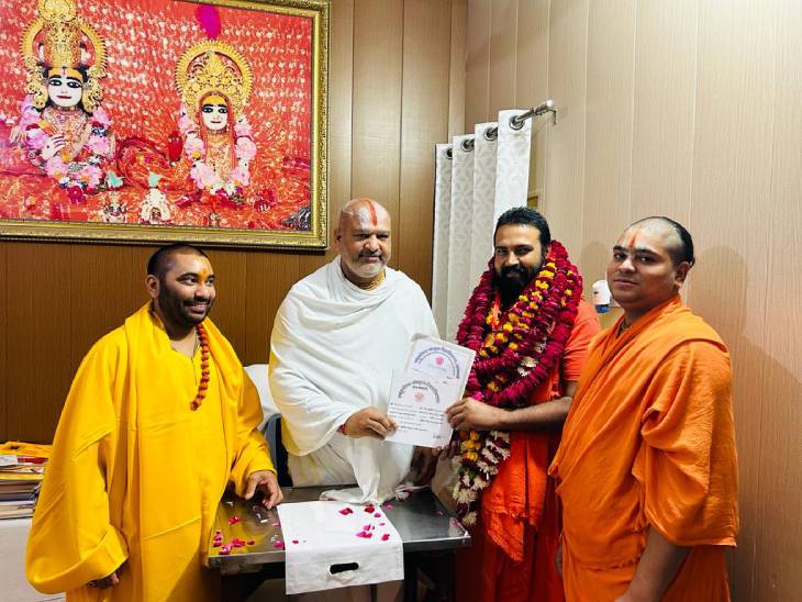 Ayodhya's Vivekananda Tripathi gets gold medal in Ramanand Vedantaण्Ayodhya. Ramanuj Vedant ...