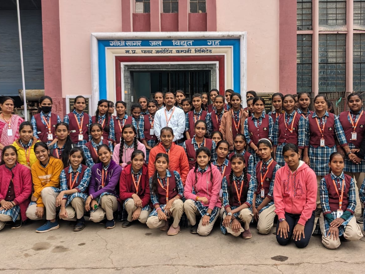 Students of CM Rice School did exposure visit | सीएम राइस स्कूल के ...