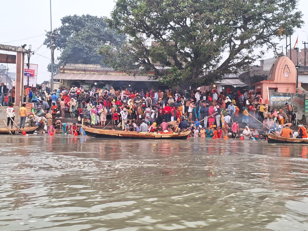 Crowd of devotees gathered at Ganga ghats in Anupshahar. | अनूपशहर में ...