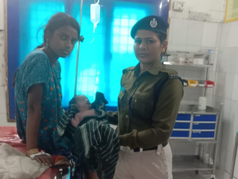 Safe delivery of female passenger with the help of RPF | आरपीएफ की ...