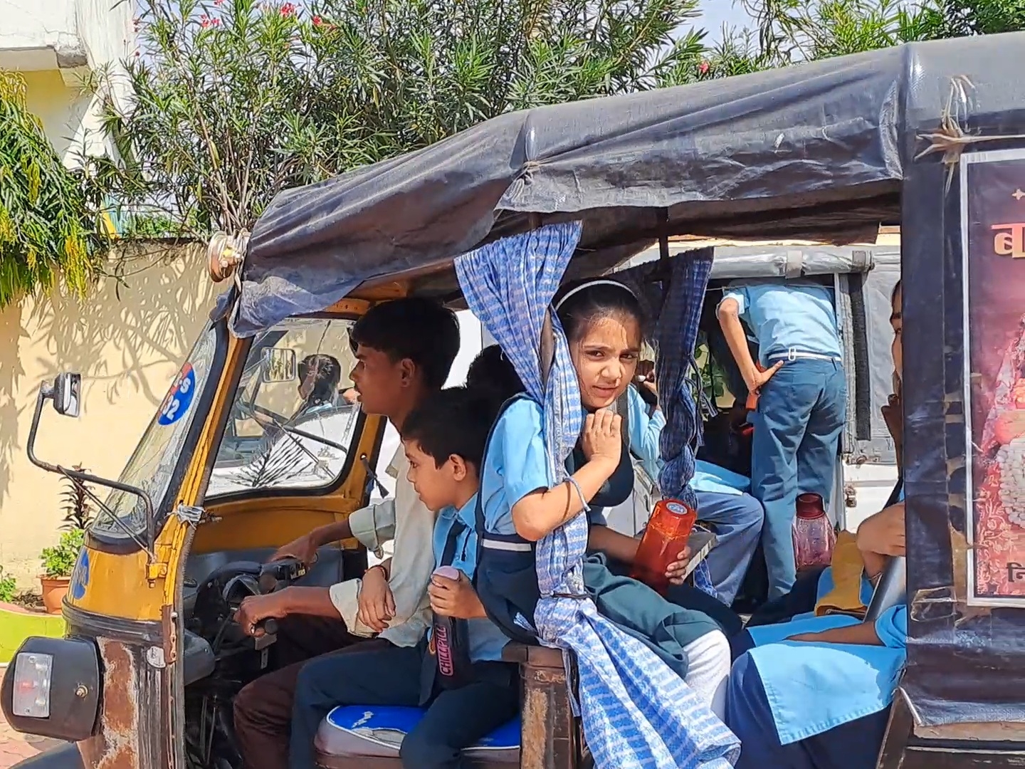 A minor driver is carrying school children in Khurai. | खुरई में ...