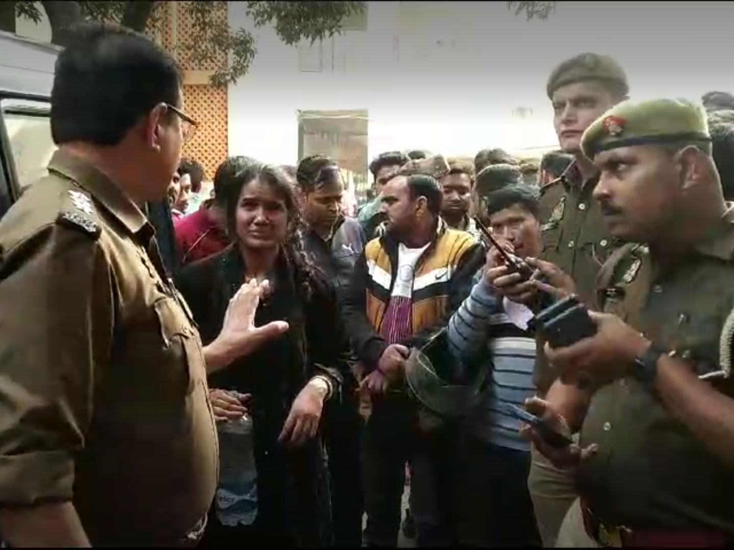 Ruckus and fight in the hospital over taking the girl | युवती को ले ...