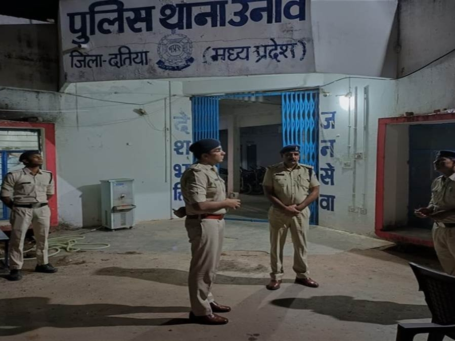 Teen molested in Datia, case registered against accused | शौच के लिए गई ...