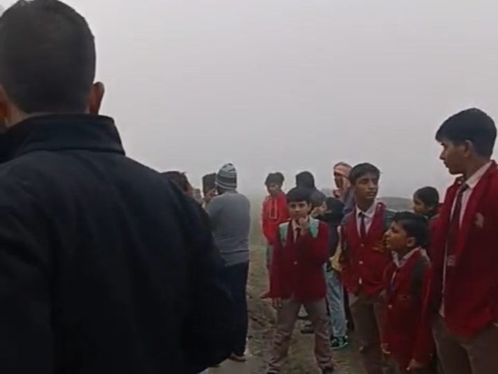 Bus hits school bus in Rae Bareli | रायबरेली में वोल्वो ने स्कूल बस को ...