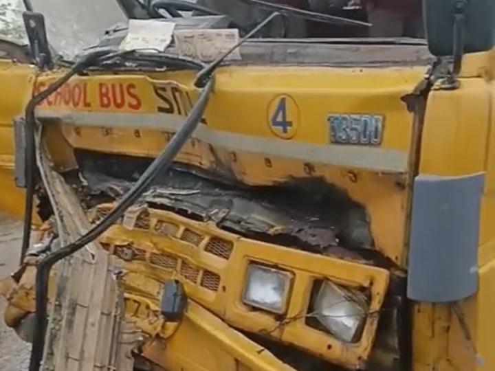 Bus hits school bus in Rae Bareli | रायबरेली में वोल्वो ने स्कूल बस को ...