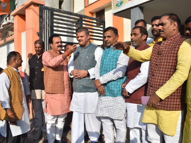 BJP members celebrated in Ayodhya | अयोध्या में भाजपाइयों ने मनाया जश्न ...