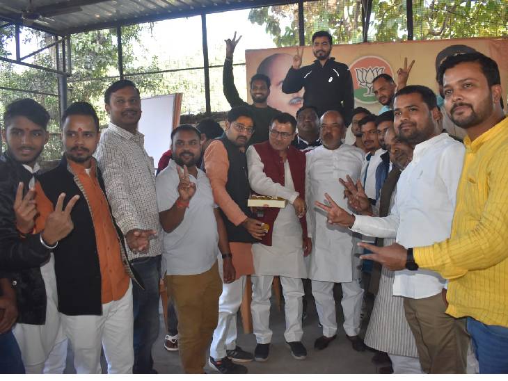 BJP members celebrated in Ayodhya | अयोध्या में भाजपाइयों ने मनाया जश्न ...