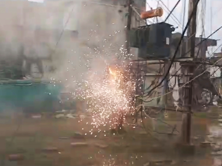 Cables of power transformer caught fire;VIDEO | बिजली के ट्रांसफार्मर ...